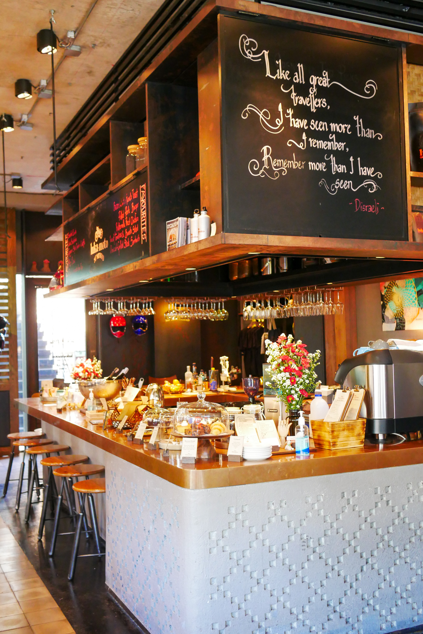 Luka Moto หลุมหลบภัยจากความรีบเร่ง - กรุงเทพ - Thaifootprint